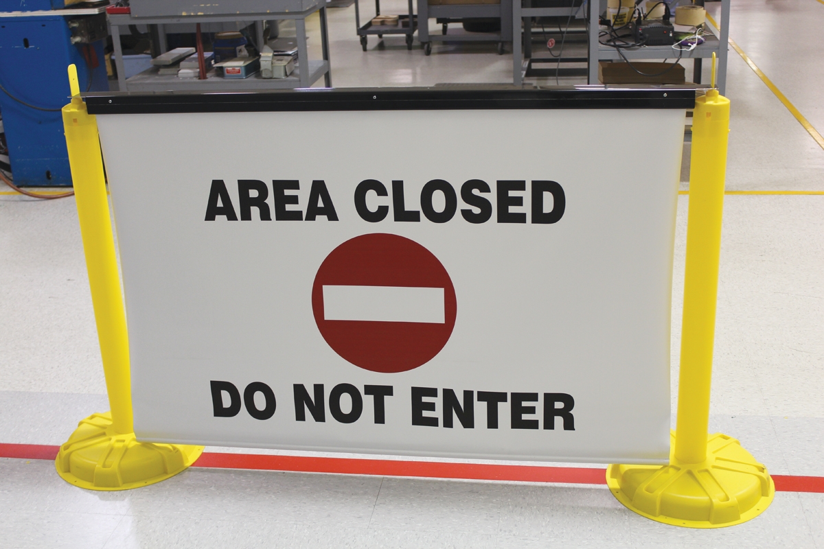 RETRACTABLE BANNER BARRIER ()